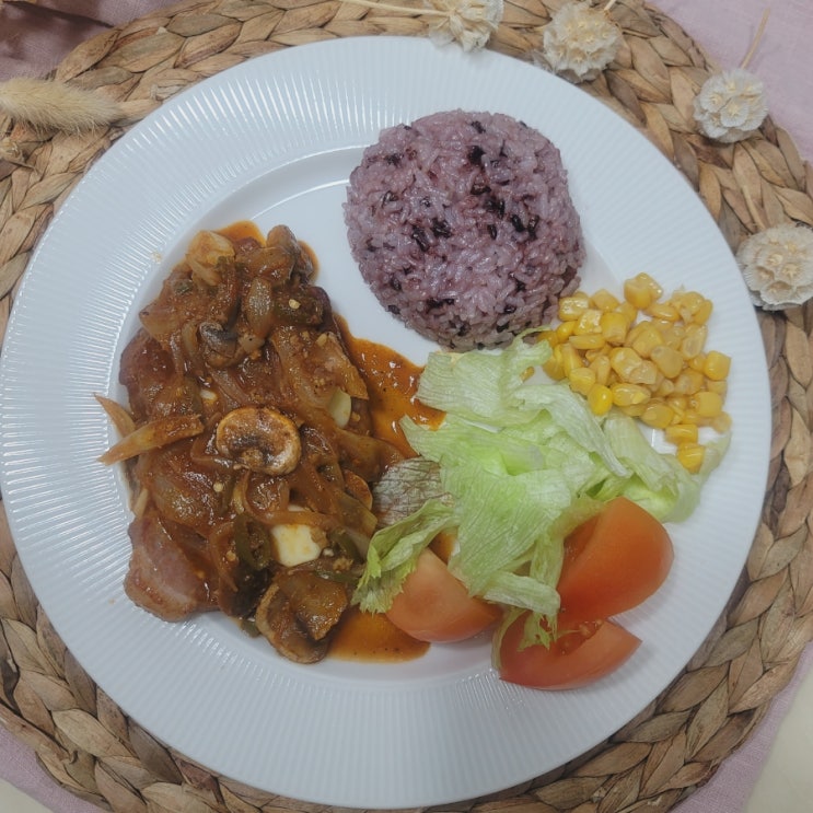 매콤한 목살 스테이크 만들기 맛있는 소스 레시피 연말메뉴로 돼지고기 목살요리 네이버 블로그