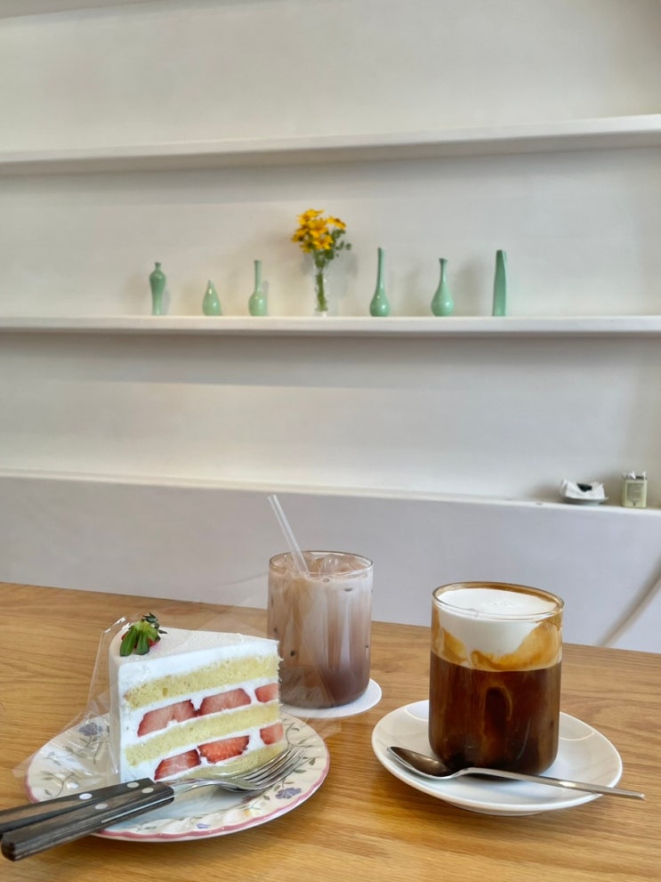 순천 옥리단길 카페 《짙은》 ☕아인슈페너 한 잔 🍓딸기케이크 한 조각과 함께 담소 나누기 딱 좋은 순천 카페 추천 네이버 블로그