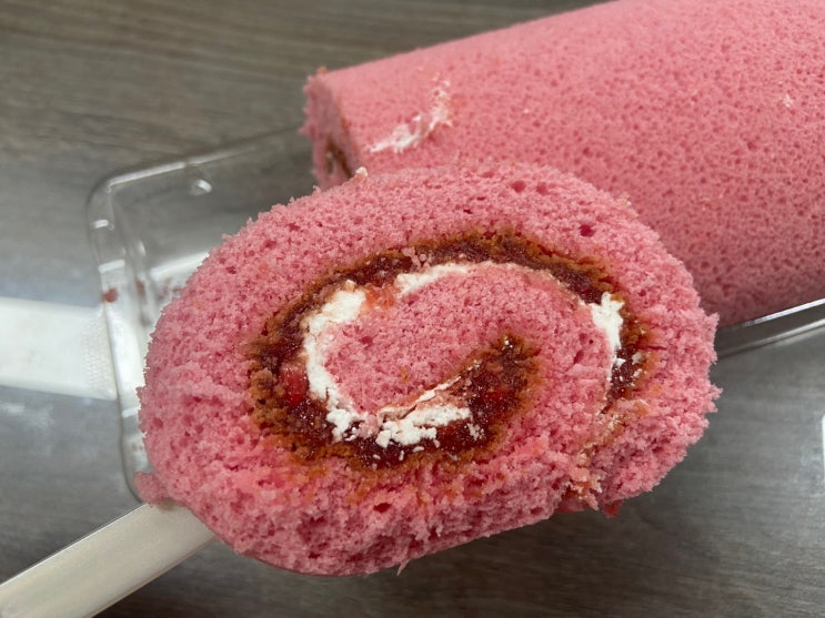 파리바게트 롤케익 산딸기듬뿍 And 연유브레드 선물 다감사해~ 네이버 블로그