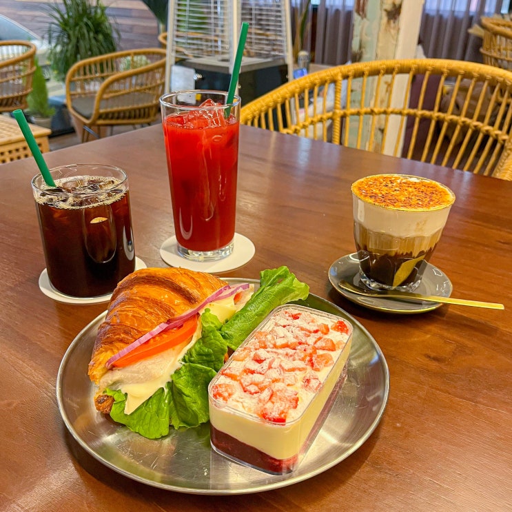 퍼스트커피랩 홍대점 식사부터 디저트까지 홍대 베이커리 맛집 루프탑 있는 넓은 카페 추천 네이버 블로그