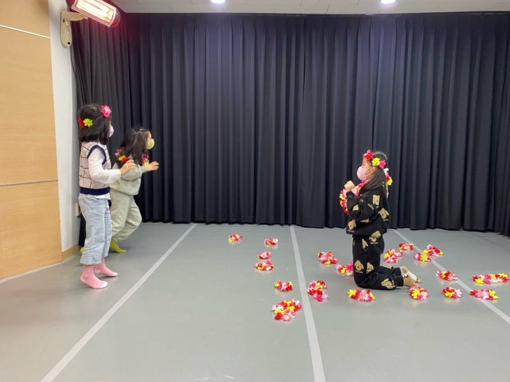봄을 맞아 꽃 소품을 이용한 연극놀이 어린이연기레슨 인천 부천 초등학생연기학원 동요레슨 뮤지컬레슨 네이버 블로그