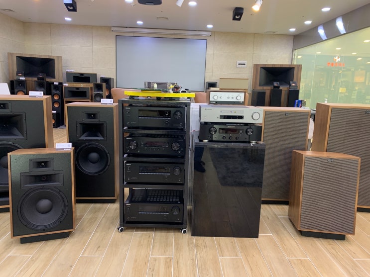 하이파이 오디오 매칭에서 사운드와 디자인 매칭까지 완벽하게~. LEAK 스테레오 130 인티앰프와 클립쉬 헤레시 4 스피커 ...