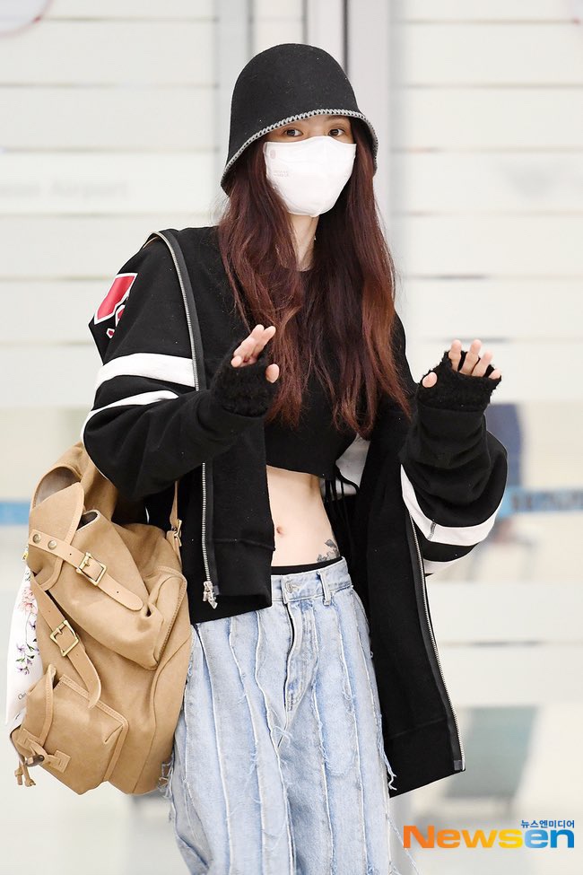 한소희 공항패션 마뗑킴 데님 포디어웍스 백팩 베이프 후드집업 올인컴플리트 버킷햇 네이버 블로그