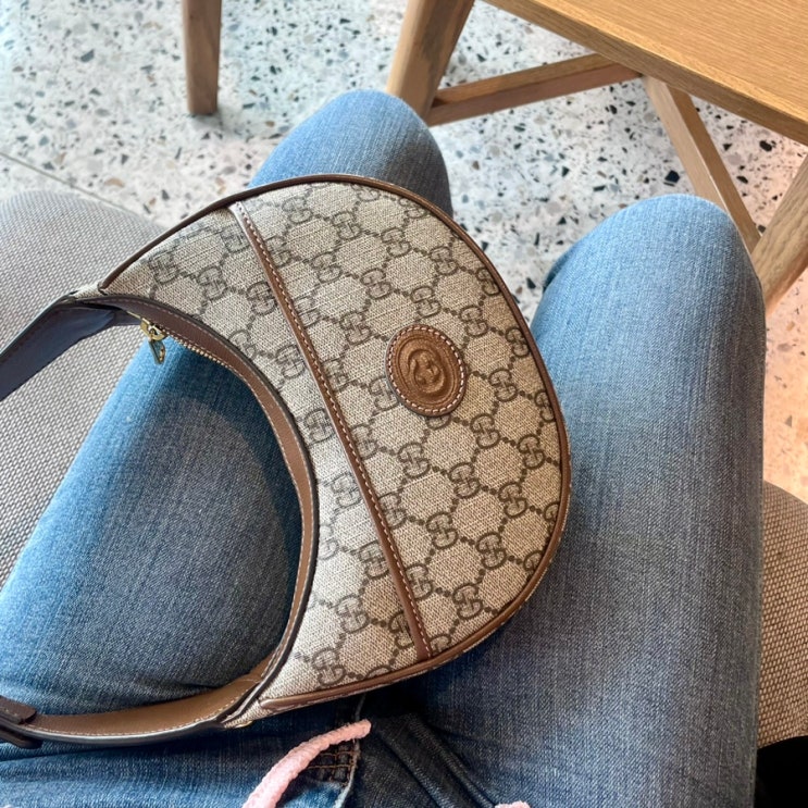 [쇼핑] 착용샷 : 구찌 신상 23SS GG 슈프림 하프문 미니백 : 네이버 블로그