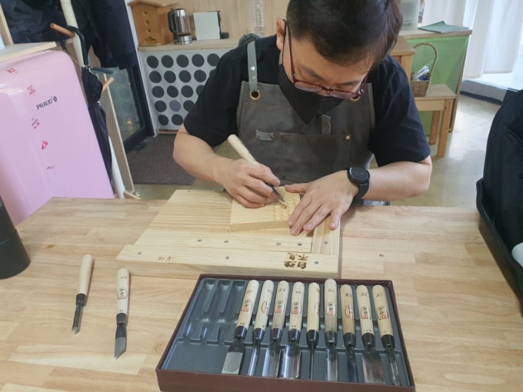 칩카빙배우기 일산에서 체계적인 우드카빙을 배우러 오시는 우드카빙전문 성남목공방 손으로꼽작여목공학교 성남교육원 올리브디자인