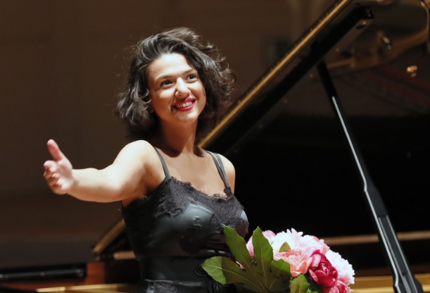 조지아의 피아니스트 Khatia Buniatishvili - Rhapsody in Blue 외 11곡 : 네이버 블로그