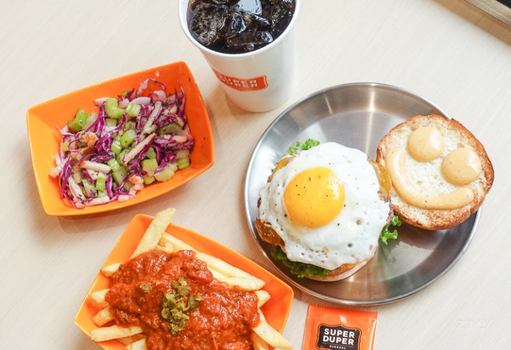 홍대 핫플 홍대입구역 맛집 슈퍼두퍼 홍대점 베이컨 에그 온 버거 신메뉴 후기 네이버 블로그