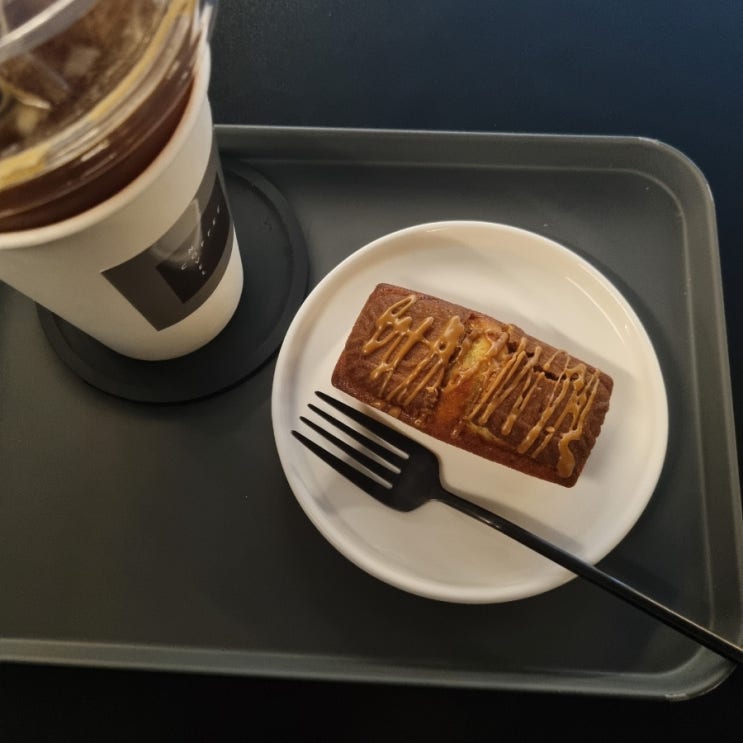 대구 더현대앞 반월당 카페 노벨커피 NOVEL COFFEE 로투스 휘낭시에 굿 (feat.다나카상) : 네이버 블로그