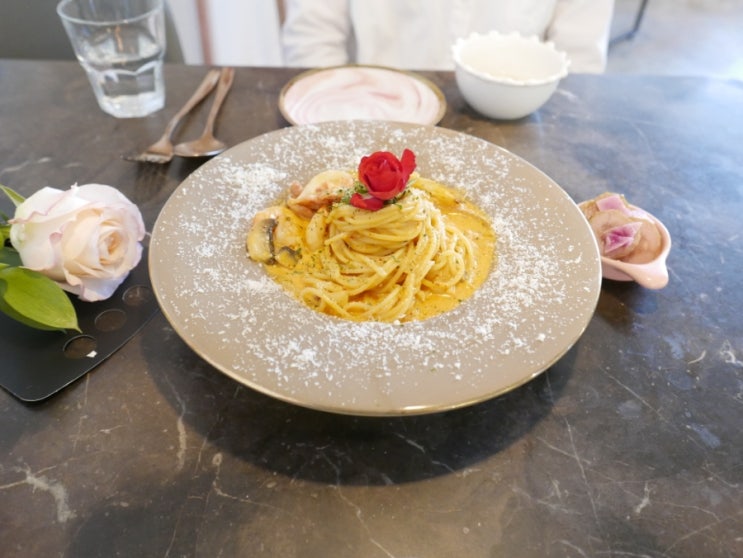 신사 맛집 가로수길 어썸로즈 철판 스테이크 로제파스타 꽃향기만 남기고 갔단다 네이버 블로그