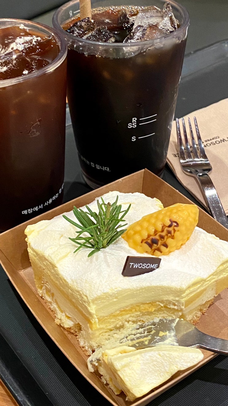 투썸플레이스 옥수수 크림치즈 케이크 후기 옥슈슈 처돌이의 투썸 신메뉴 후기 🌽 투썸 신촌기차역점 네이버 블로그