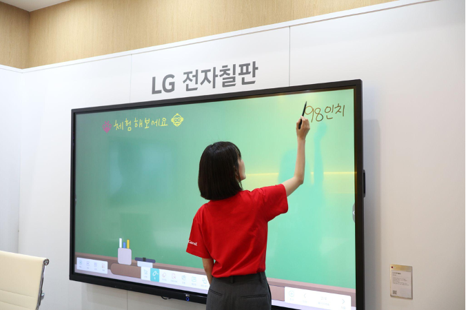 LG 전자칠판 98TR3PJ와 LG 투명올레드 55EW5G 직접 체험해 본 WIS 방문 후기 : 네이버 블로그