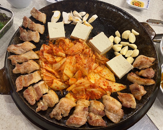 연신내 고기집 진짜무쇠삼겹 숙성삼겹살 두부구이 솥뚜껑 김치삼겹살 우렁된장찌개 볶음밥까지 네이버 블로그