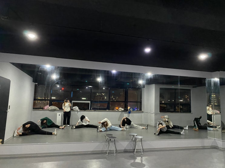 창원댄스 마산댄스 날이 더워도 비가 와서 습해도 나만의 특별한 취미생활을 즐기고 계신 창원그라운디댄스학원 도계점의 성인