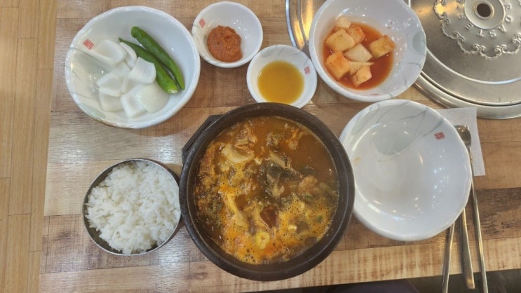 이마트 통영점 인근 청기와뼈다귀해장국 식당 뼈다귀해장국 Vs 우거지해장국 둘 다 맛있는데 아침 식사로는 우거지해장국이 좋았다