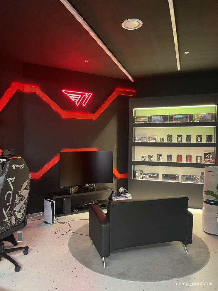 [T1/LOL] 홍대 티원 베이스캠프 PC방 이용 가격, 선수들 굿즈, 프리미엄룸 등 🖥️ : 네이버 블로그