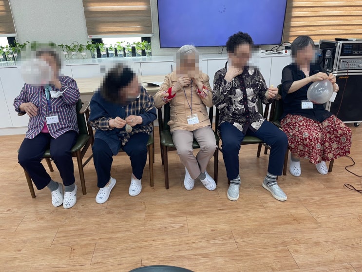 5월 셋째 주 신체활동 프로그램 풍선불고 풍선치기 은평구데이케어은평데이케어은평구주야간보호 은평구노인보호 네이버 블로그