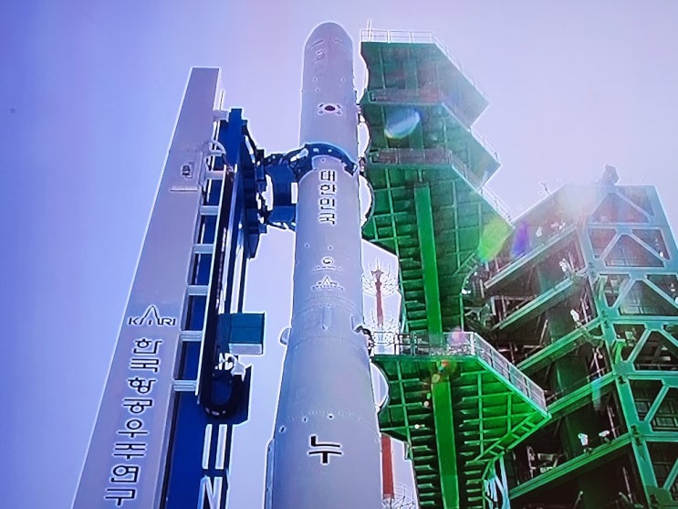 첫 실용위성 탑재 우주로 향하는 누리호 3차 발사...발사대 기립완료 우주 발사 성공 기대 : 네이버 블로그