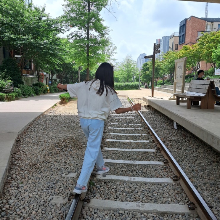 초등학생 아이와 서울 여행 2편. 경의선 숲길 홍대 AK플라자 이화여대 : 네이버 블로그