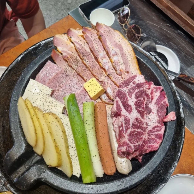힙하고 유니크한 수제 베이컨 부대찌개 솥뚜껑 한판이 맛집 남산터 문정역점 문정역 회식 장소로 찐추 네이버 블로그