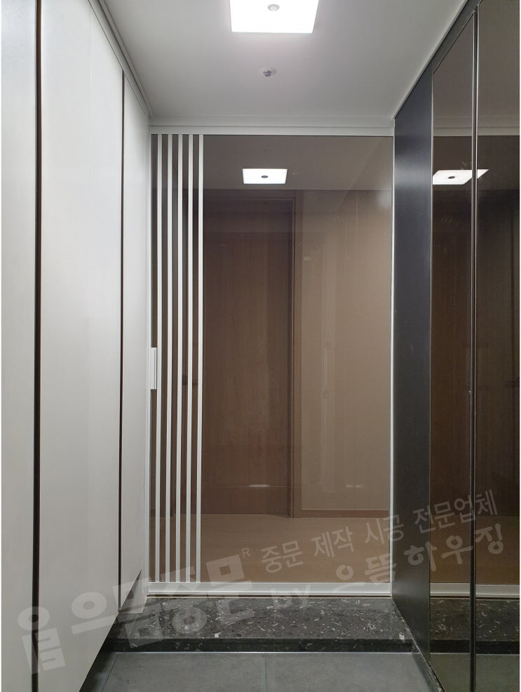 천안중문 청당동 행정타운 센트럴 두산위브 아파트 84A(33py) 현관중문 트랜디한 간살 디자인의 원슬라이딩도어로 심플한 현관분위기 연출 : 네이버 블로그