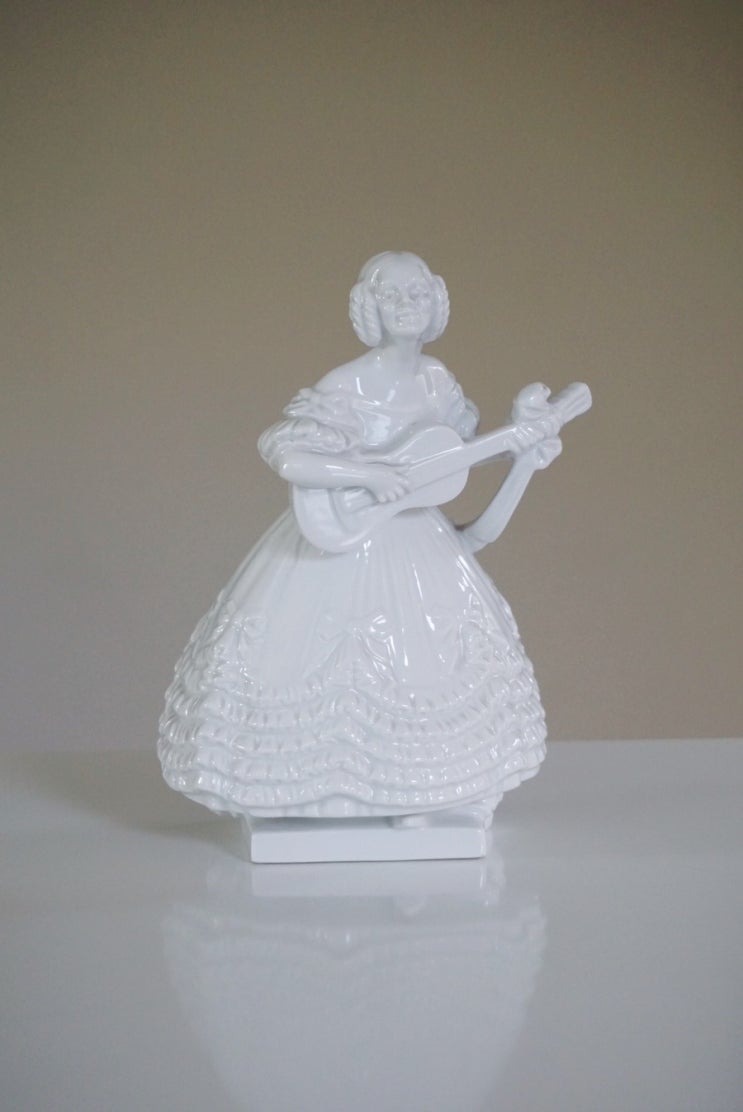 헤렌드 화이트 피겨린 - 핸드페인팅 하시기 좋은 피겨린 Herend Large Opera Singer Lady with ...