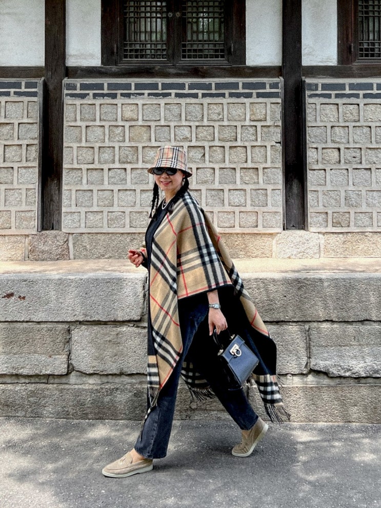 라라슬데일리룩 버버리 판초 케이프 코트 버버리 버킷햇 셀린느 선글라스 페라가모 켈리백 Ft 마이테레사 직구 네이버 블로그