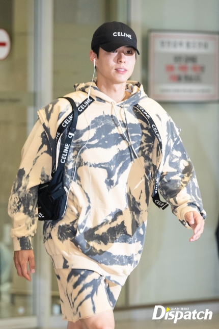 박보검 셀린느 패션 속 볼캡 모자 벨트백 타이다이 반바지 남자 명품 스니커즈 네이버 블로그