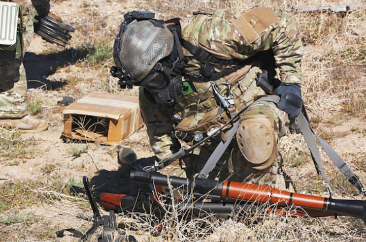 노획된 적성화기를 가져가는 캐나다 군 화생방 특임대 CJIRU : 네이버 블로그