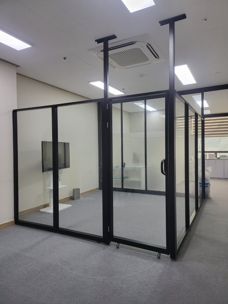 오픈 사무실 꾸미기 사무실 유리 칸막이 안정감이 돋보이는 블랙 강화유리 파티션 : 네이버 블로그