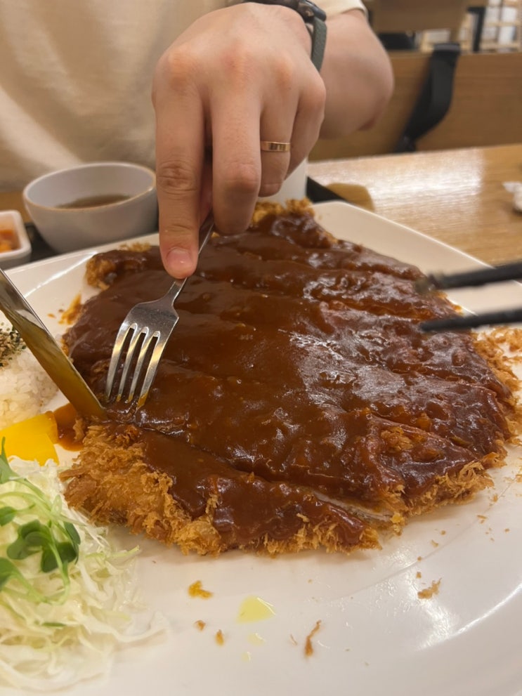볶음우동과 왕돈까스가 왕맛있는 회기역 돈까스 전문점 홍익돈까스” 네이버 블로그