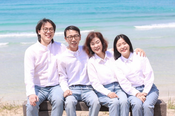 제주도가족스냅 성인이 된 자녀분들과 에메랄드빛 해변 그리고 울창한 제주숲에서 우리가족만의 추억을 만들어봅니다