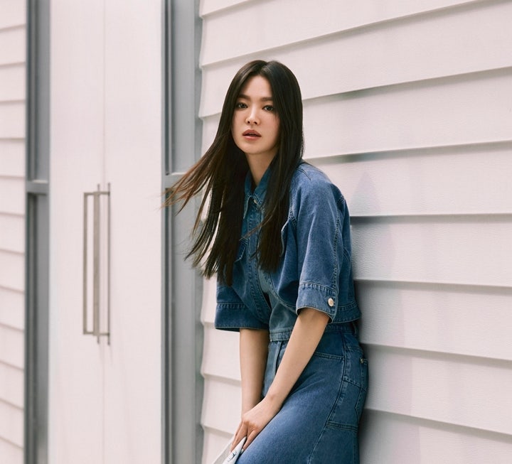 미샤(MICHAA) X 송혜교 23 PRE-FALL 캠페인 화보 패션, 여성스러움 한가득 여자 데일리 룩으로 좋을 롱 원피스&데님 셋업 코디 : 네이버 블로그