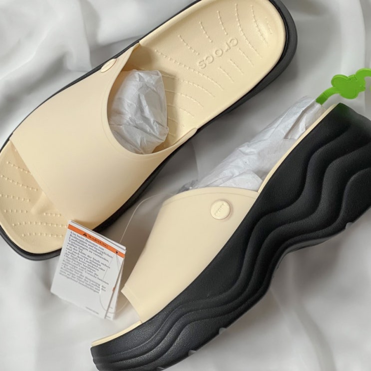 크록스(crocs) : Y2K와 찰떡, 여름엔 통굽 슬리퍼 '스카이라인 슬라이드 바닐라블랙' 250 내돈내산 후기 & 구매처 ...