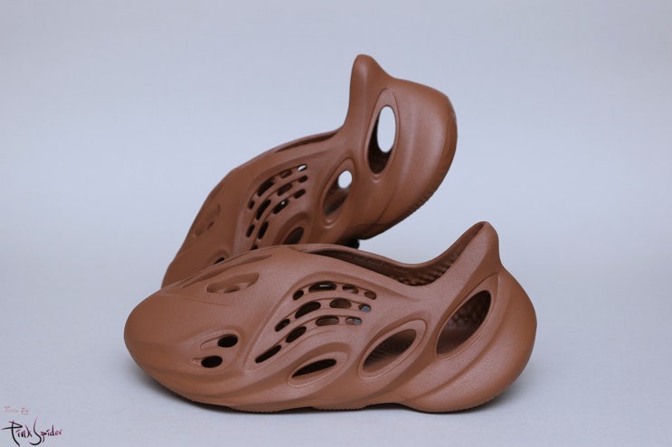 아디다스 이지 폼러너 클레이 레드 (Adidas Yeezy Foam RNNR Clay Red) - 아직까지는 먹히는 폼러너 ...