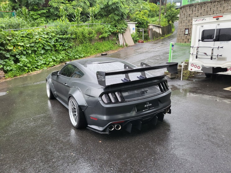 머스탱바디킷리어디퓨져시공입니다머스탱튜닝파츠머스탱에어로파츠머스탱리어컵윙머스탱gt바디킷제이커스텀파츠머스탱리어디퓨져커스텀바디킷머스탱gt바디킷머스탱에어댐