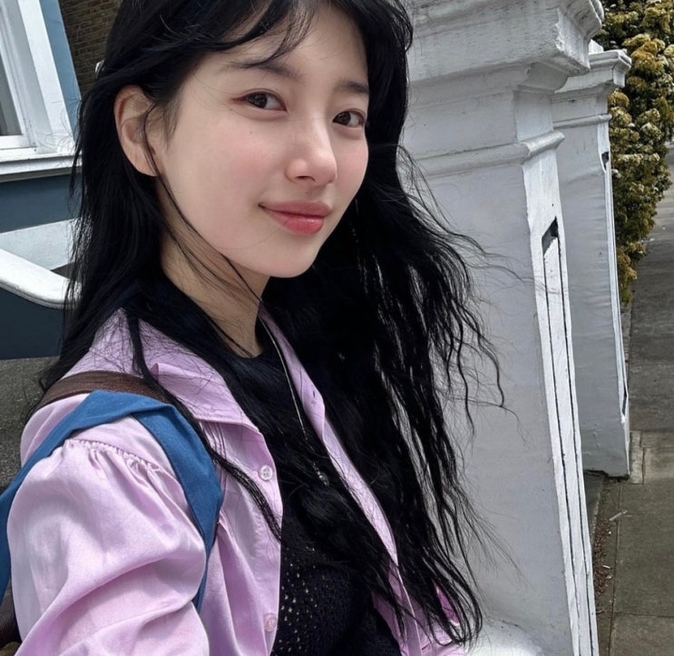 수지 인스타 속 런던 패션 코디 샤넬 가방 옷 셔츠 치마 신발 반지 정보 Zip 네이버 블로그