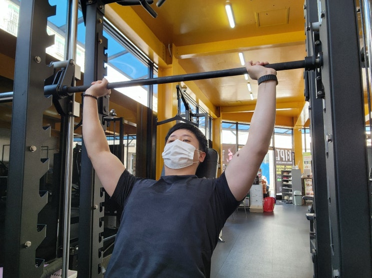 남자 여자 초보를 위한 어깨 근육 운동 루틴바벨 숄더프레스 덤벨 숄더 프레스 사이드 레터럴 레이즈 리어델트 플라이 자세