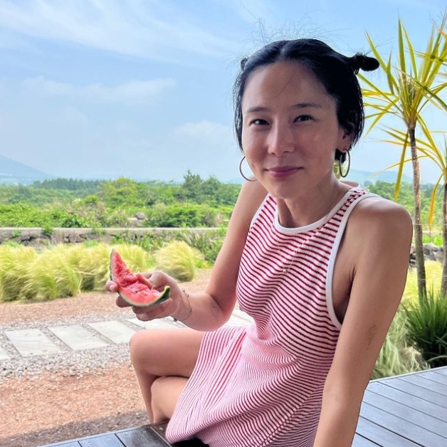 김나영 패션 속 솔트워터 샌들 앤유 홀터넥 원피스 여름 휴양지룩으로 굿 네이버 블로그