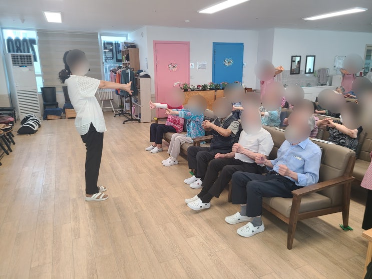 일산 고양시 덕양구 행신동 노인주간보호 센터 And 고양 노인 유치원 어르신 프로그램 트롯 신체활동 And 생신잔치색소폰 연주회