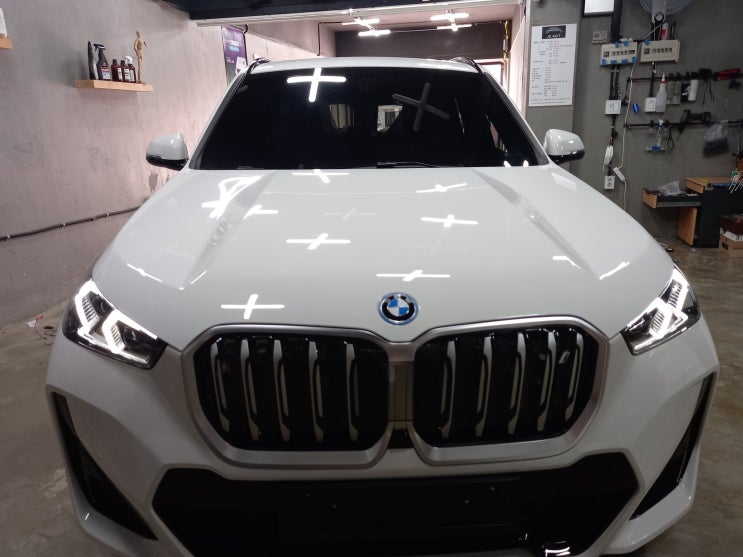BMW IX1 블랙박스장착 아이나비 QXD8000 스마트 에디션 커넥티드프로 플러스 주차충격알림 핸드폰전송 연동 주차녹화 에코파워팩 S12 강남구서초구 블랙박스장착설치 ...