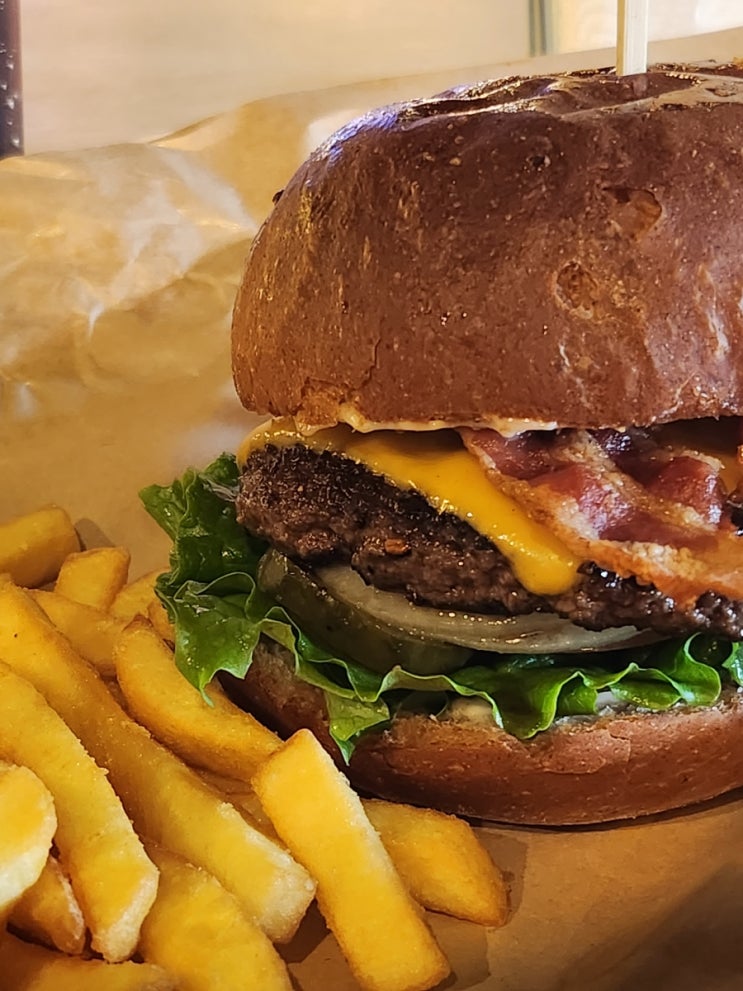 평택미군부대 육향가득한 수제버거 브리스킷 맛집 라살루드험프리스 평택대형카페 메인스트리트 내돈내산 네이버 블로그