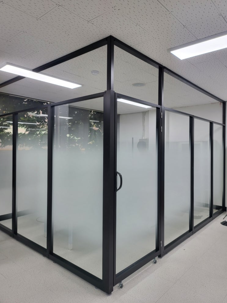 사무실 유리파티션 차별화된 강화유리파티션 제작 시공 전문업체 원퍼니 입니다 사무실 공간분리파티션 실측방법 안내해드릴께요 ...