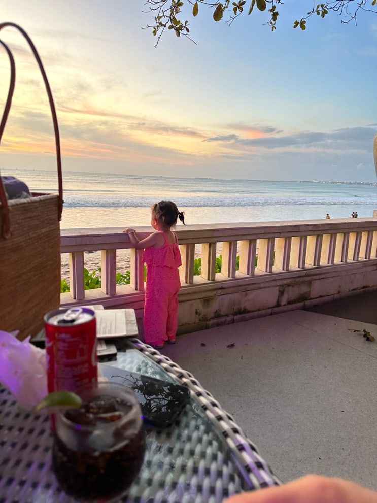 아기랑 발리여행 8. 낮시간 사누르 안다즈에서, 와룽끄칠, 짐바란 인터컨티넨탈 선셋 비치 바 앤 그릴 : 네이버 블로그