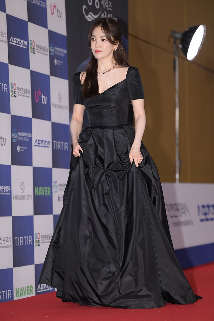 "수고했다, 혜교야"…송혜교, 첫 대상 뭉클 소감 (청룡시리즈어워즈) : 네이버 블로그