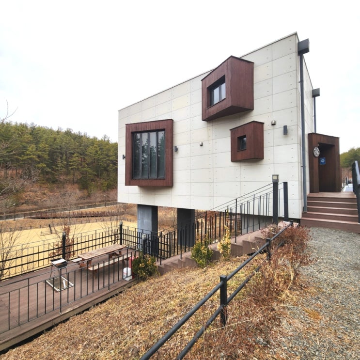 상쾌한 자연속 쉼이 있는 운주산 승마자연휴양림 숲속의 집 18호 10인 기준 뷰 주차 침구 식기 등 내부의 모든 것
