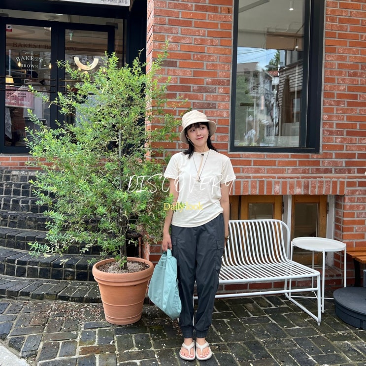 여자 여름 코디 디스커버리 기능성 조거 쿨카고팬츠로 입고 핫플카페투어 네이버 블로그