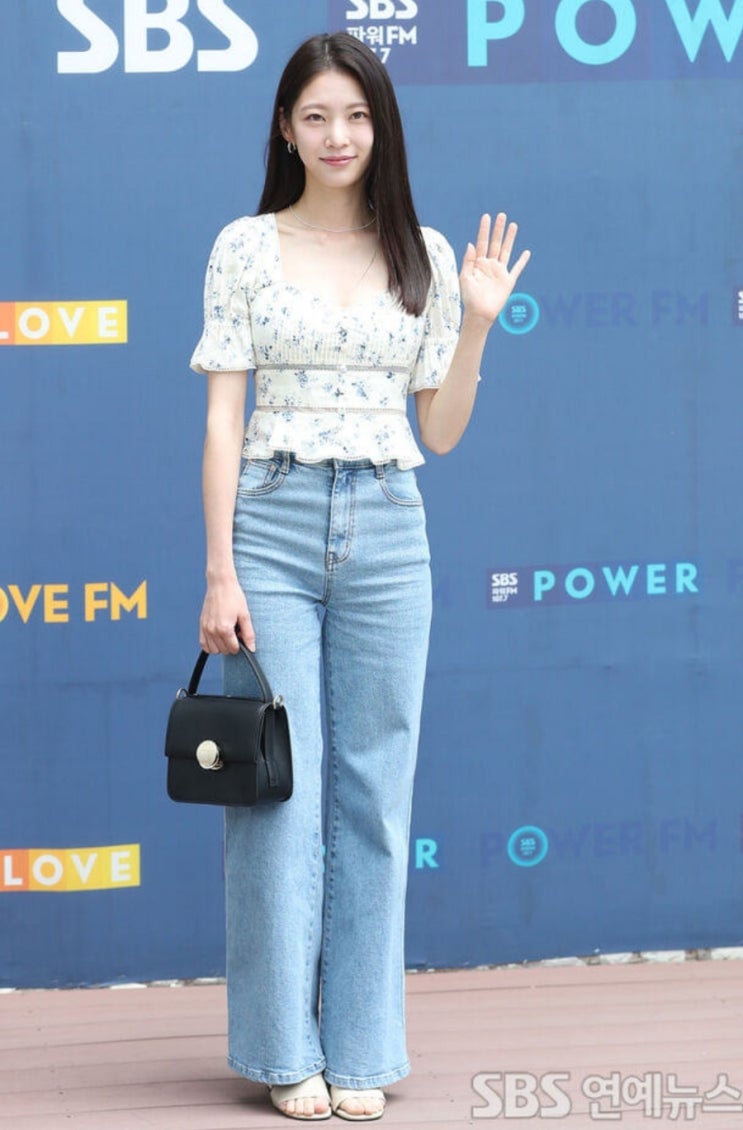 공승연 방송국 출근길 포토 속 패션정보 Ft 리포메이션 플라워 패턴 블라우스 And 끌로에 페넬로페 스몰 핸들 백 네이버 블로그