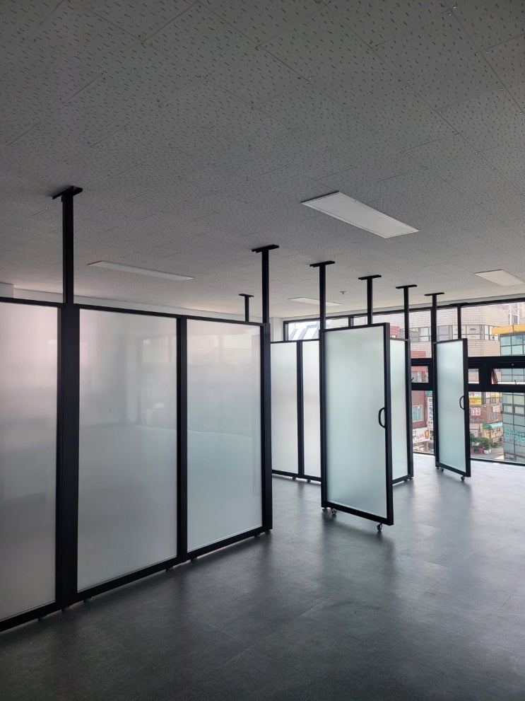 제주 신규 오픈 업무공간 사무실 유리 파티션 설치 인테리어 유리가벽 칸막이 시공 사진 공개합니다 : 네이버 블로그