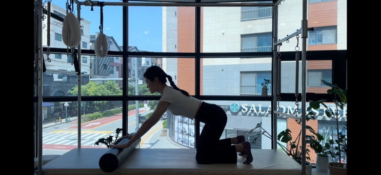 신동필라테스 품안 필라테스에서 국민 베개 폼롤러로 겨드랑이 독소 부시기 1탄 네이버 블로그