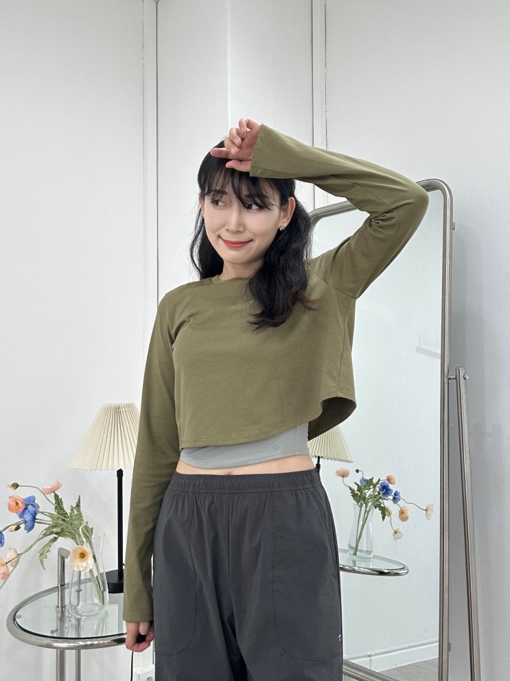 여성 크롭티 뮬라웨어 롱슬리브와 고프 팬츠로 데일리웨어 코디 네이버 블로그